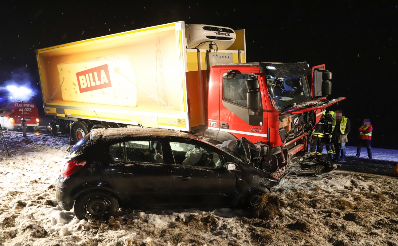 Schwerer Frontalcrash zwischen LKW und PKW auf Kremstalstraße bei Ansfelden | laumat|at