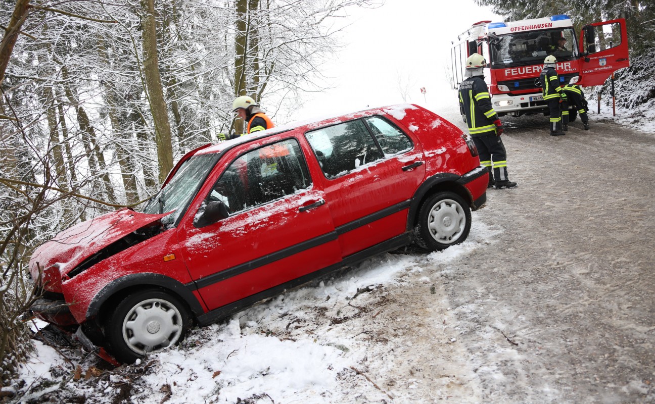 Auto kracht bei Unfall in Offenhausen gegen Baum | laumat|at