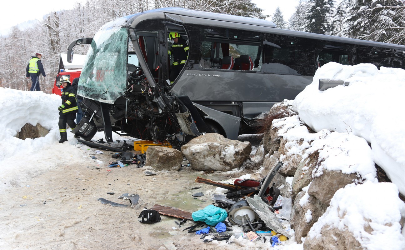 Schwerer Unfall mit vollbesetztem Reisebus in Gosau | laumat|at