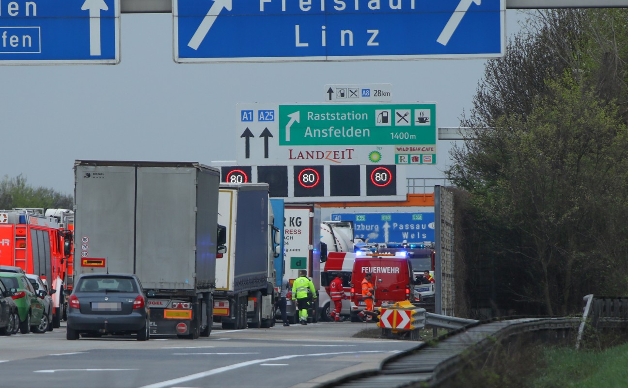Schwerer Verkehrsunfall auf der Westautobahn bei Ansfelden | laumat|at