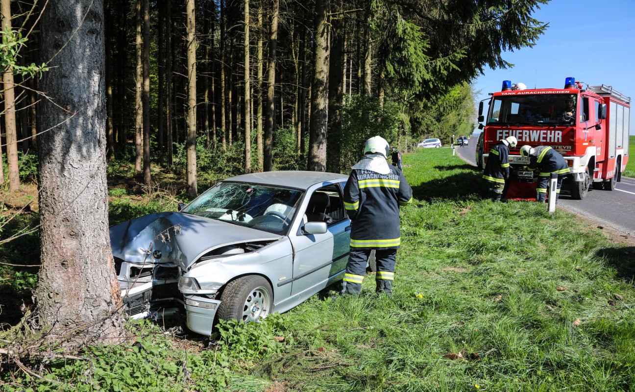 Auto kracht bei Unfall auf Desselbrunner Straße in Ohlsdorf gegen Baum | laumat|at