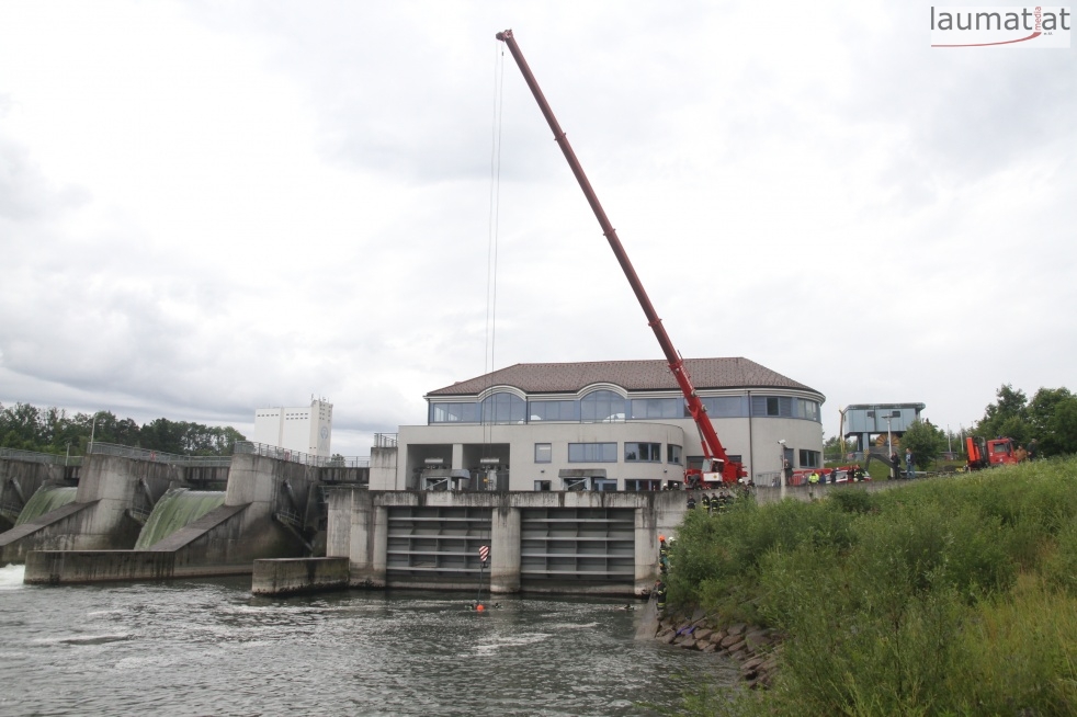 Fahrzeug beim Kraftwerk Lambach aus der Traun geborgen | laumat|at