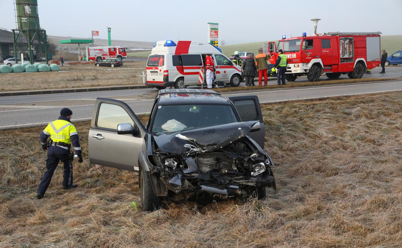 Schwerer Kreuzungscrash in Bachmanning fordert zwei Verletzte | laumat|at