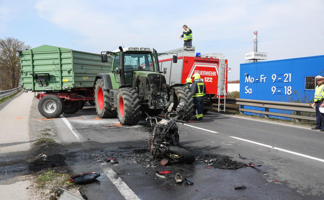 Motorrad nach Auffahrunfall auf Kremstalstraße in Ansfelden in Flammen ...