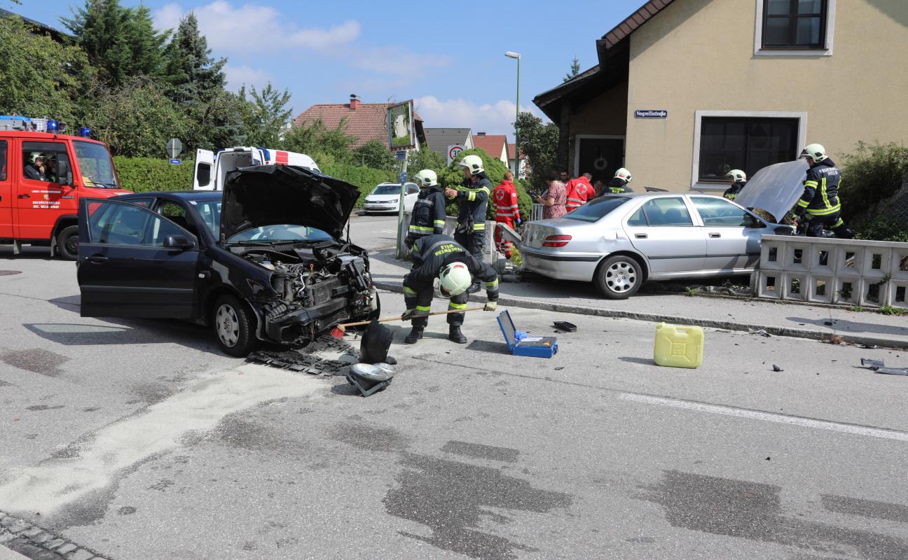 Schwerer Kreuzungscrash in Wels-Pernau fordert zwei Verletzte | laumat|at