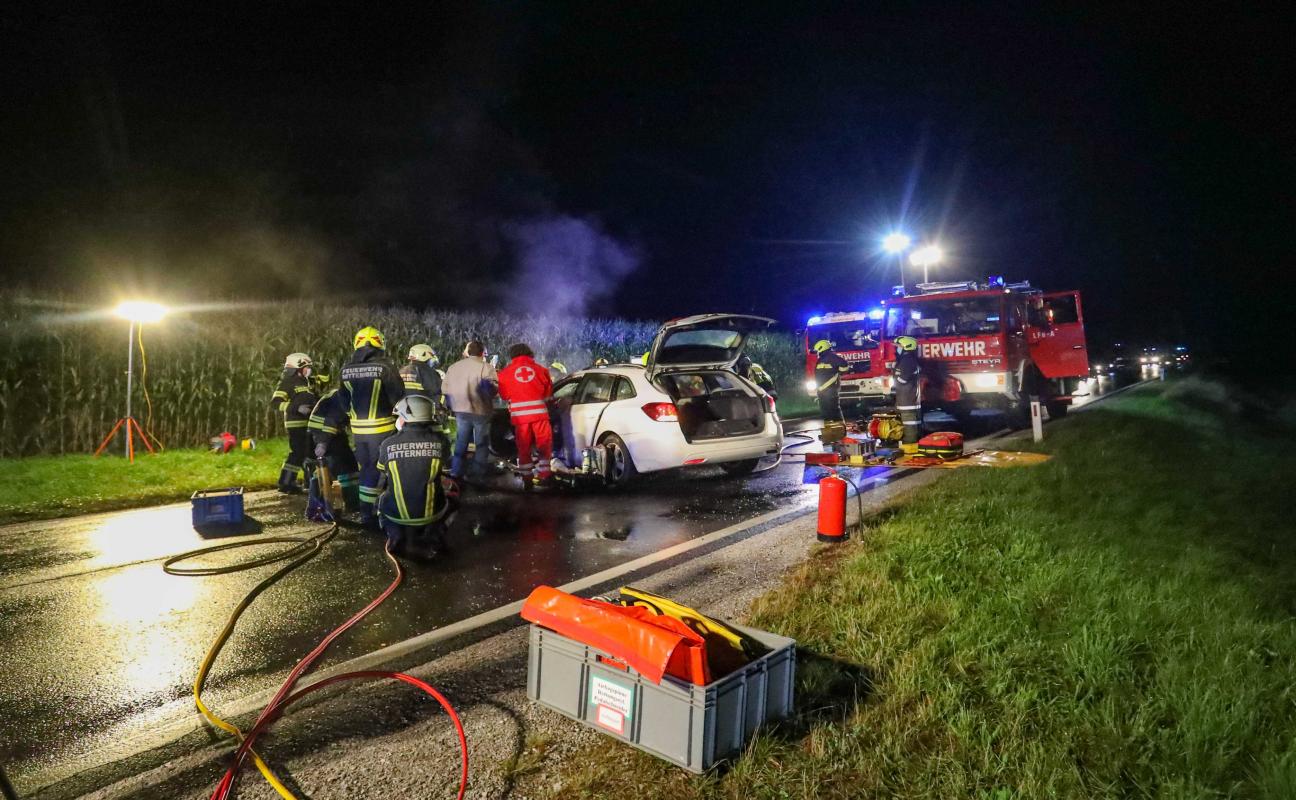 Frontalcrash: Zwei Schwerverletzte bei Unfall auf Lamprechtshausener Straße in Handenberg ...