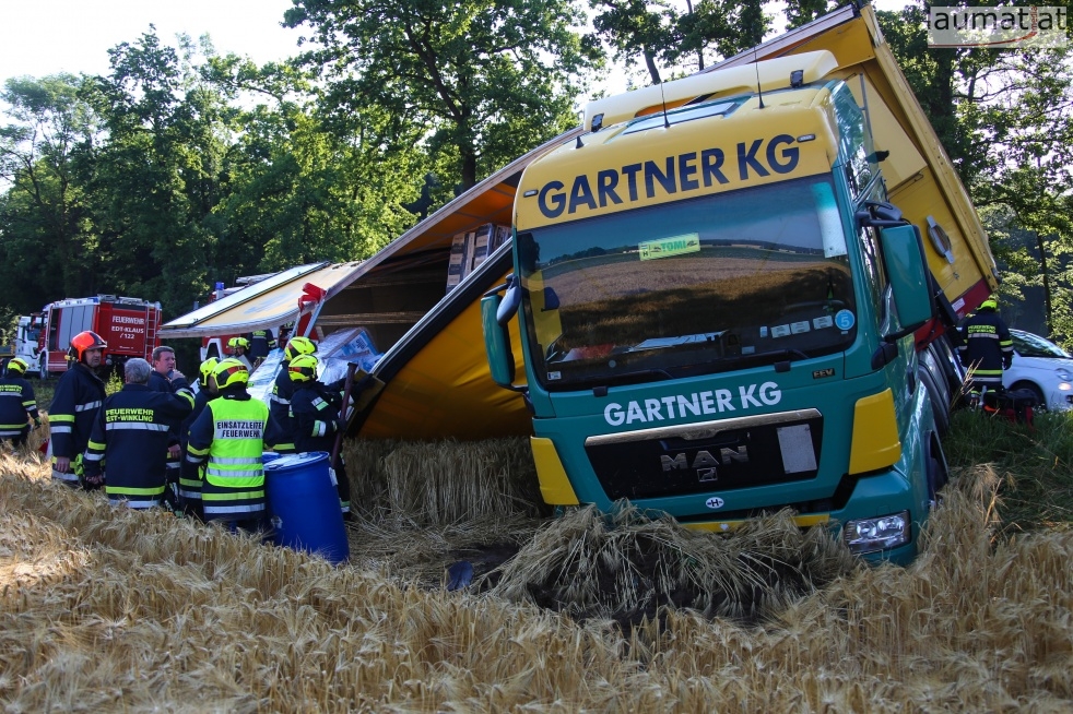 Vollbeladener LKW in ein Getreidefeld in Edt bei Lambach gekippt | laumat|at