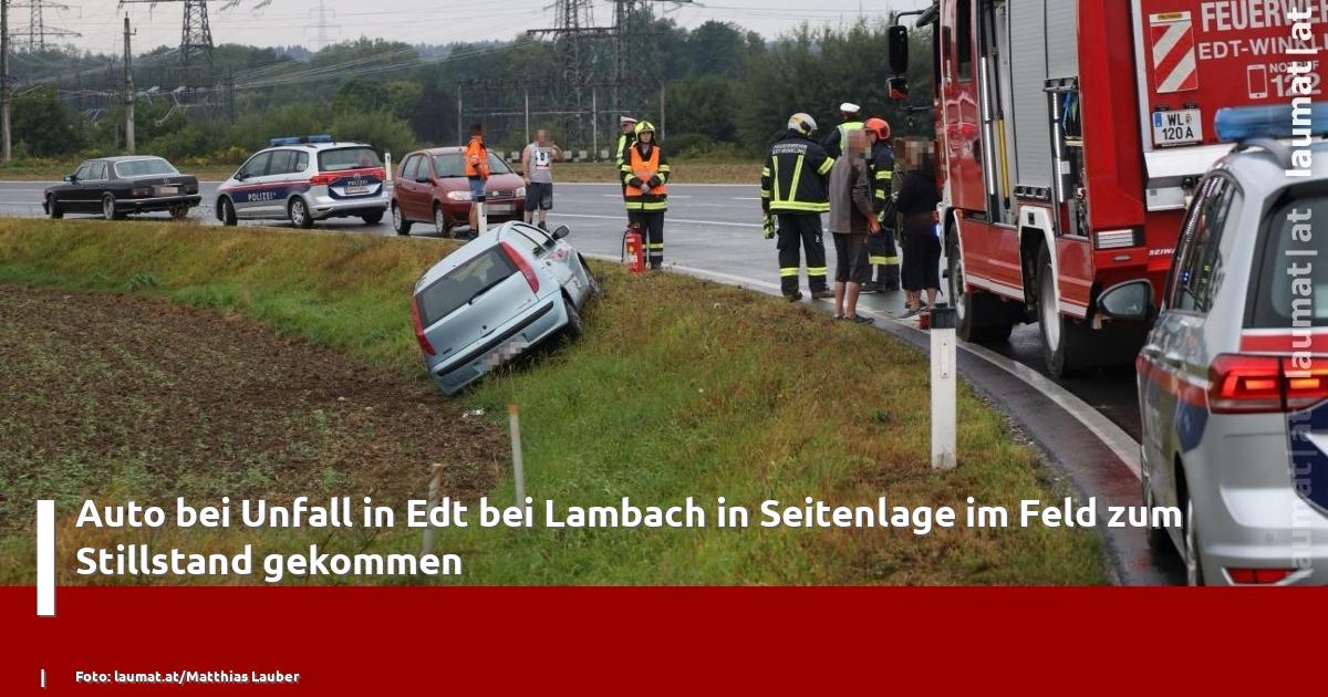 Auto bei Unfall in Edt bei Lambach in Seitenlage im Feld zum Stillstand gekommen | laumat|at