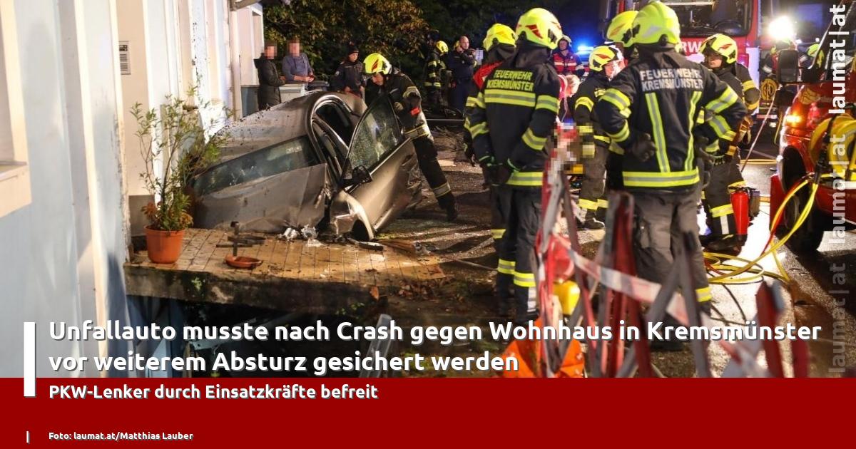 Unfallauto musste nach Crash gegen Wohnhaus in Kremsmünster vor ...