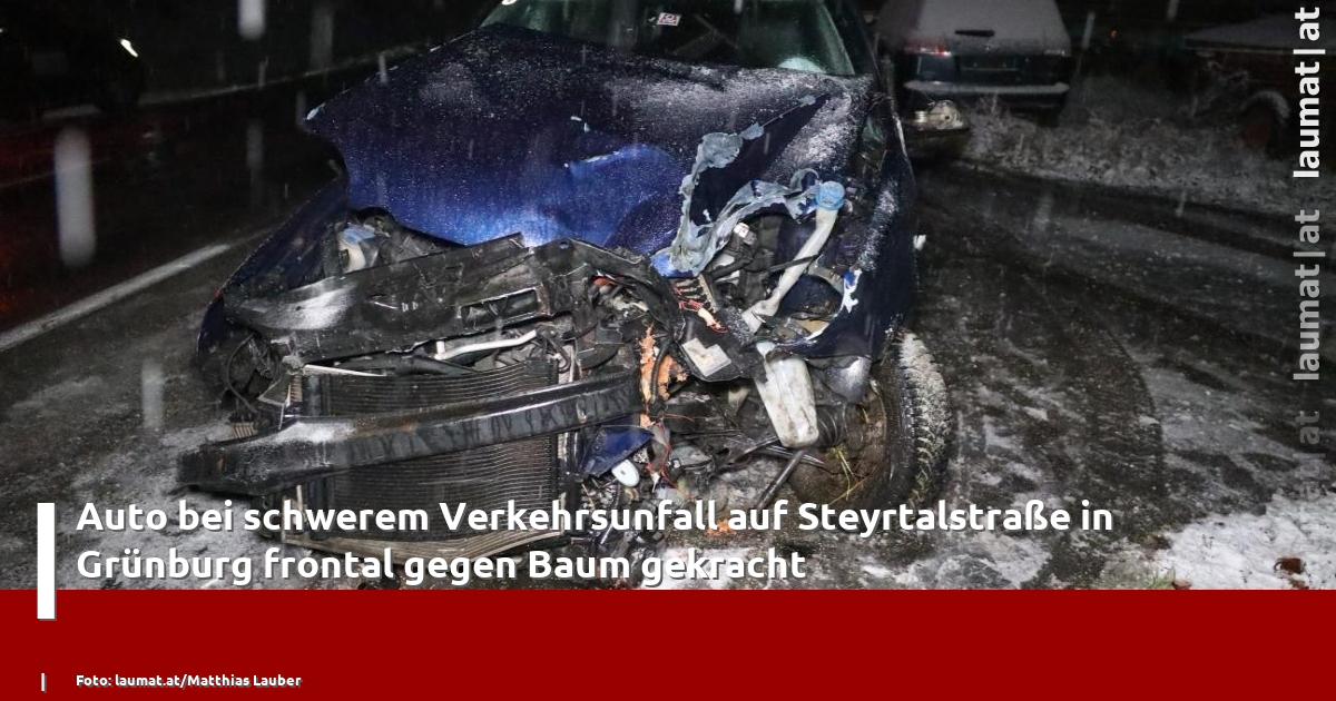 Auto bei schwerem Verkehrsunfall auf Steyrtalstraße in Grünburg frontal gegen Baum gekracht ...