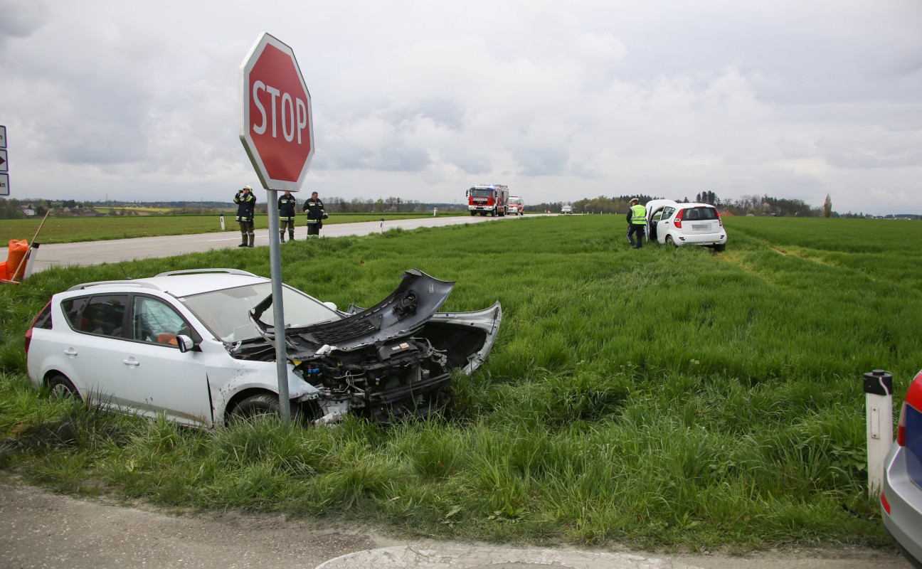 Schwerer Kreuzungscrash in Sipbachzell fordert zwei Verletzte | laumat|at