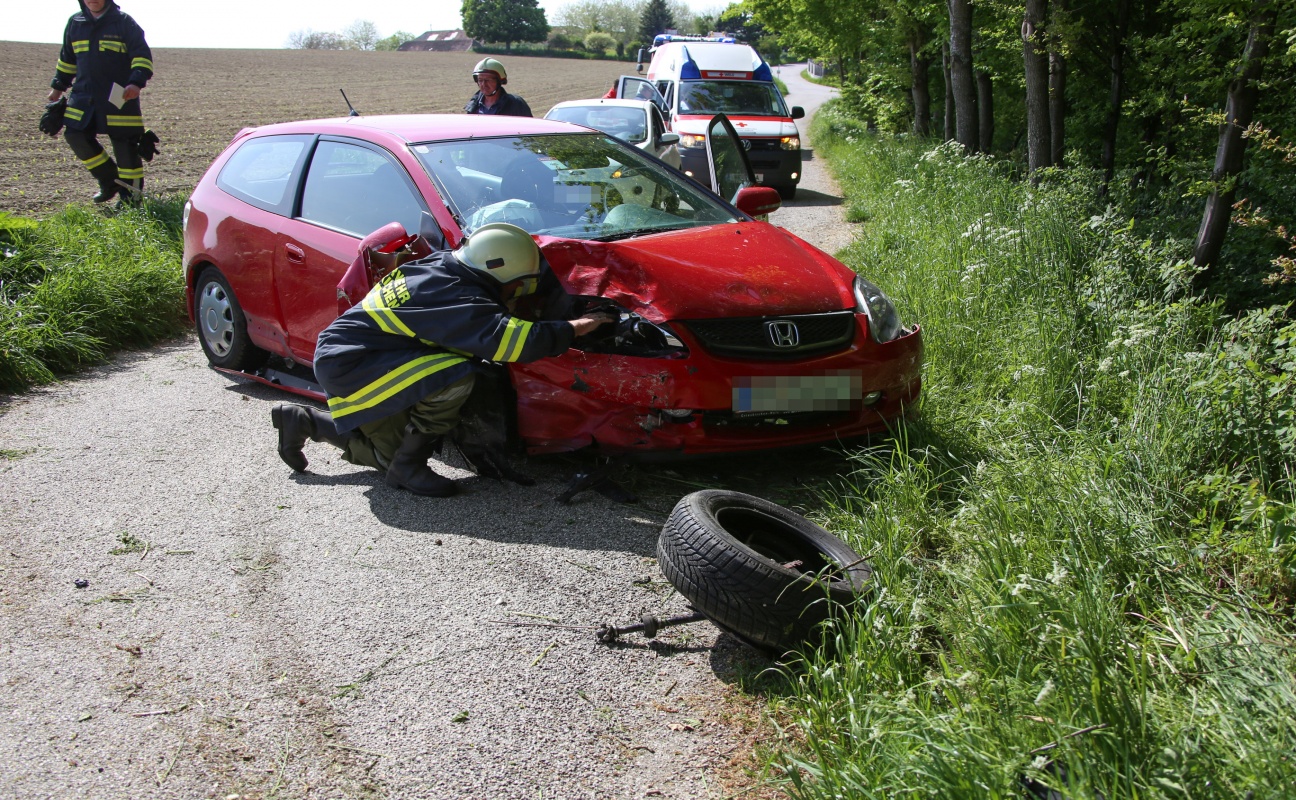 PKW-Lenkerin krachte in Buchkirchen gegen mehrere Bäume | laumat|at