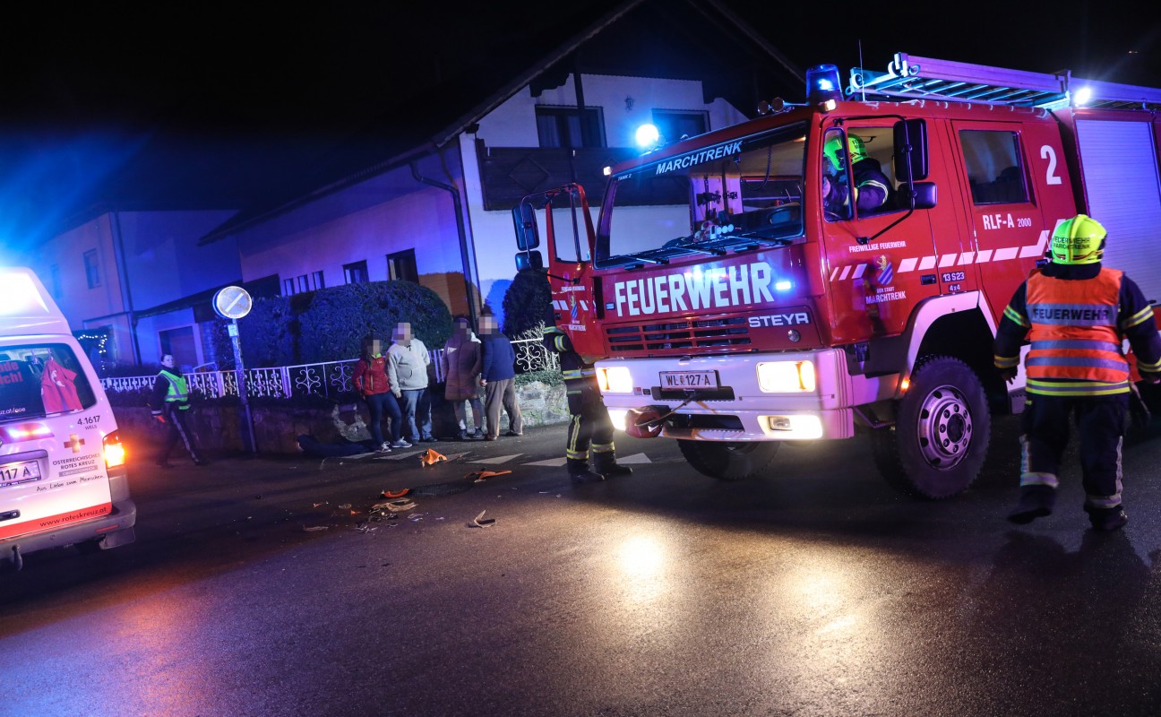 Kreuzungscrash zwischen Moped und PKW in Marchtrenk fordert zwei Verletzte | laumat|at