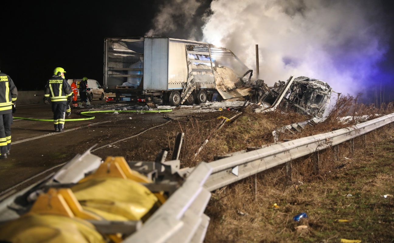 LKW nach Unfall bei Ansfelden in Vollbrand | laumat|at