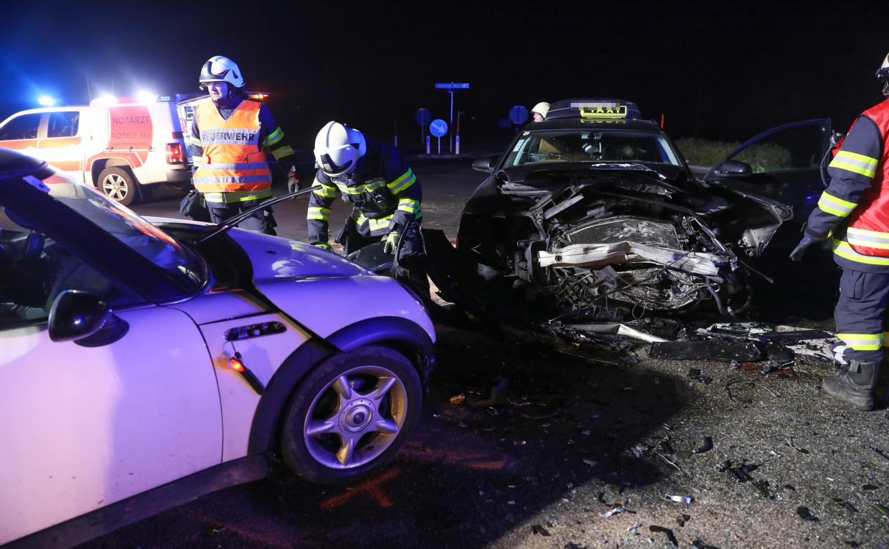 Schwerer Kreuzungscrash in Buchkirchen fordert zwei Verletzte | laumat|at